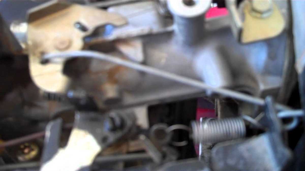 How to Properly Adjust the Throttle Linkage on a Briggs and Stratton 17 ...